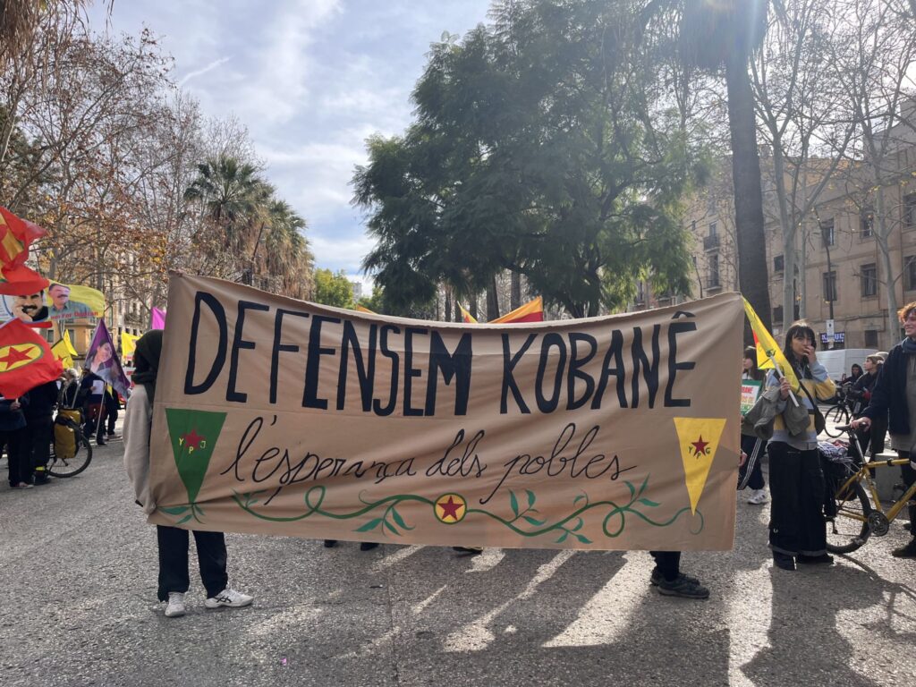 Centenares de personas se manifiestan en Barcelona para conmemorar los diez años de la victoria ...